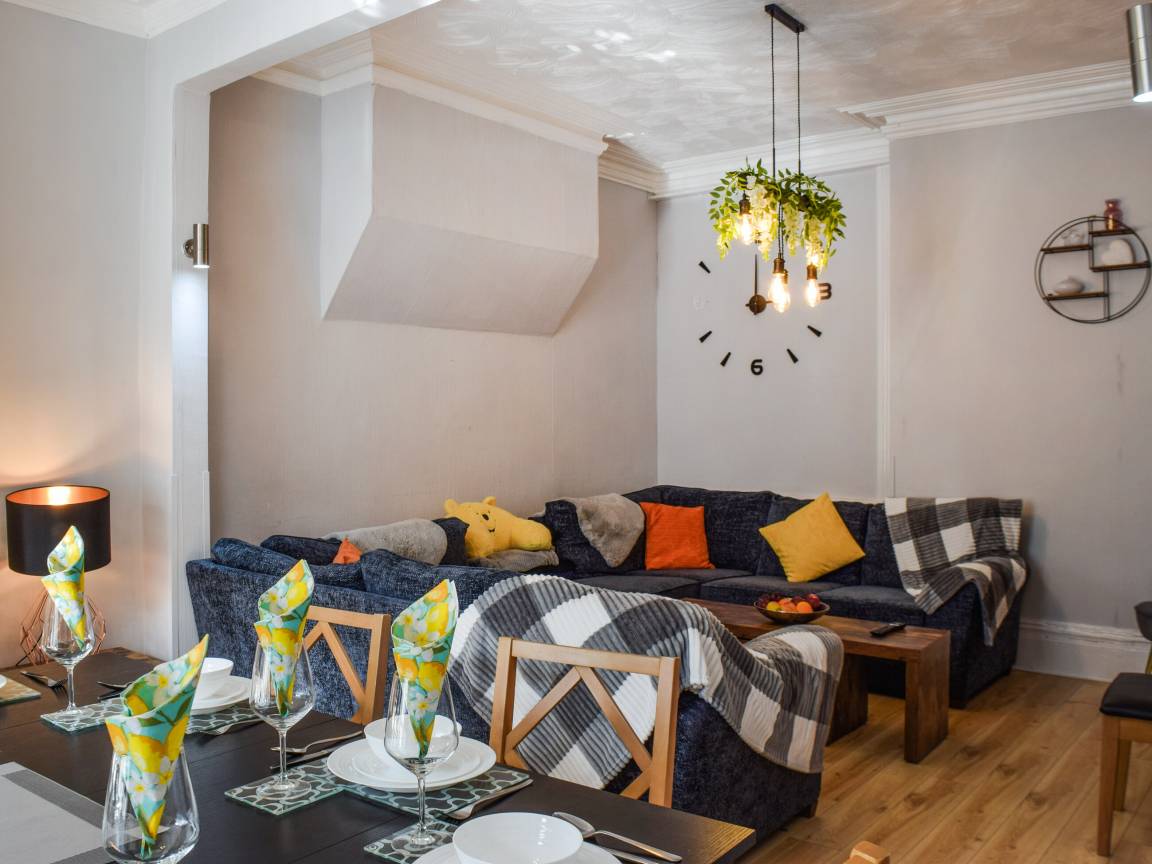 Cottage ∙ 7 Bedrooms ∙ 14 Guests - Blackpool