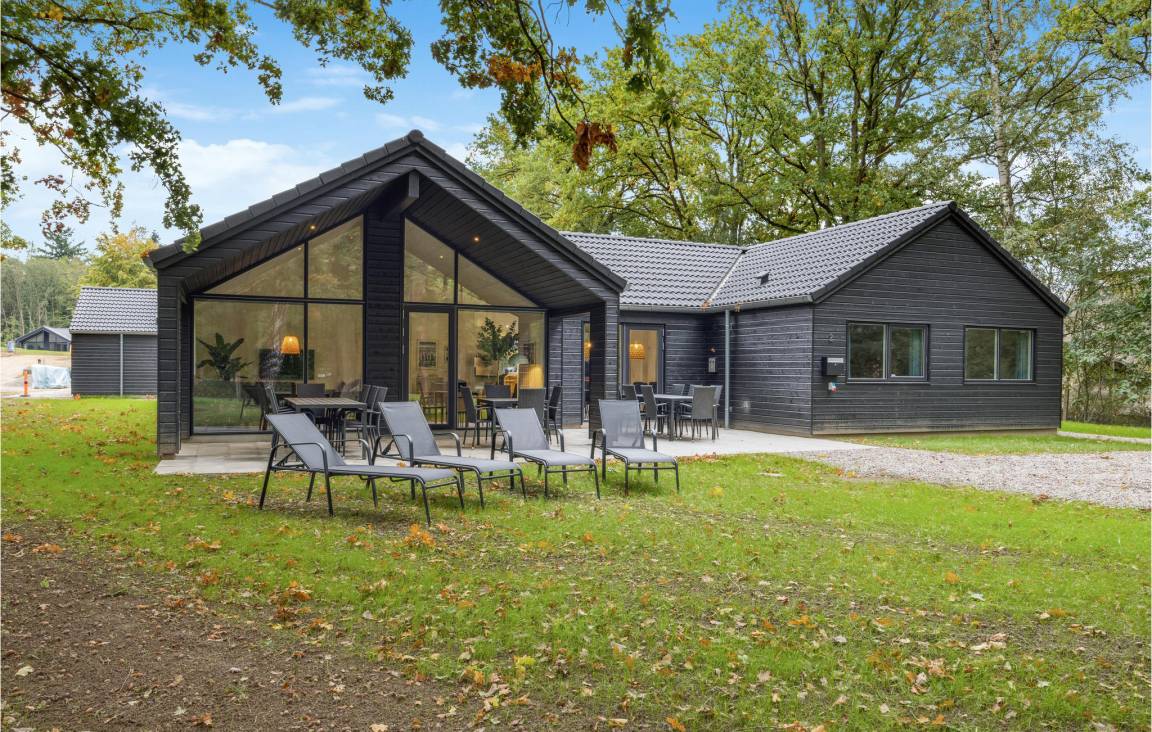 242 M² Ferienhaus ∙ 7 Schlafzimmer ∙ 14 Gäste - Krakow am See