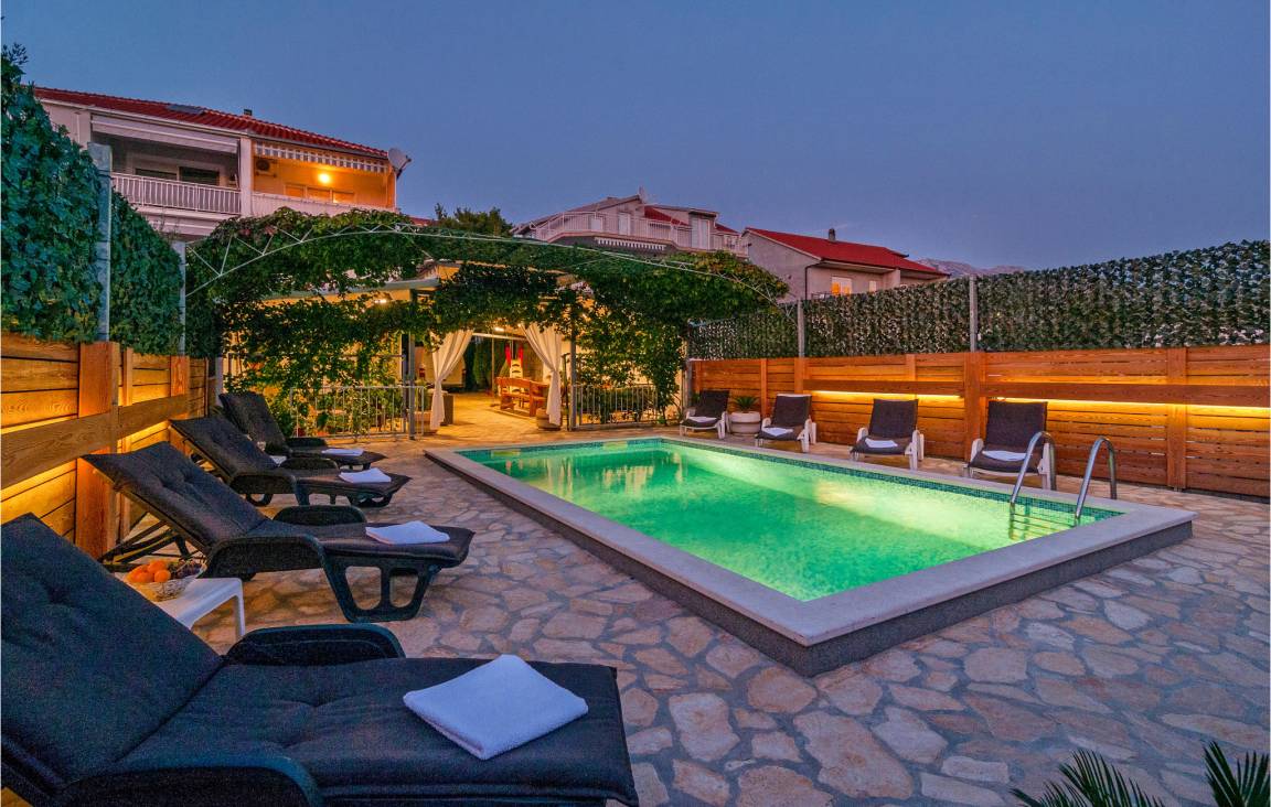 250 M² Maisonette ∙ 6 Bedrooms ∙ 13 Guests - Split