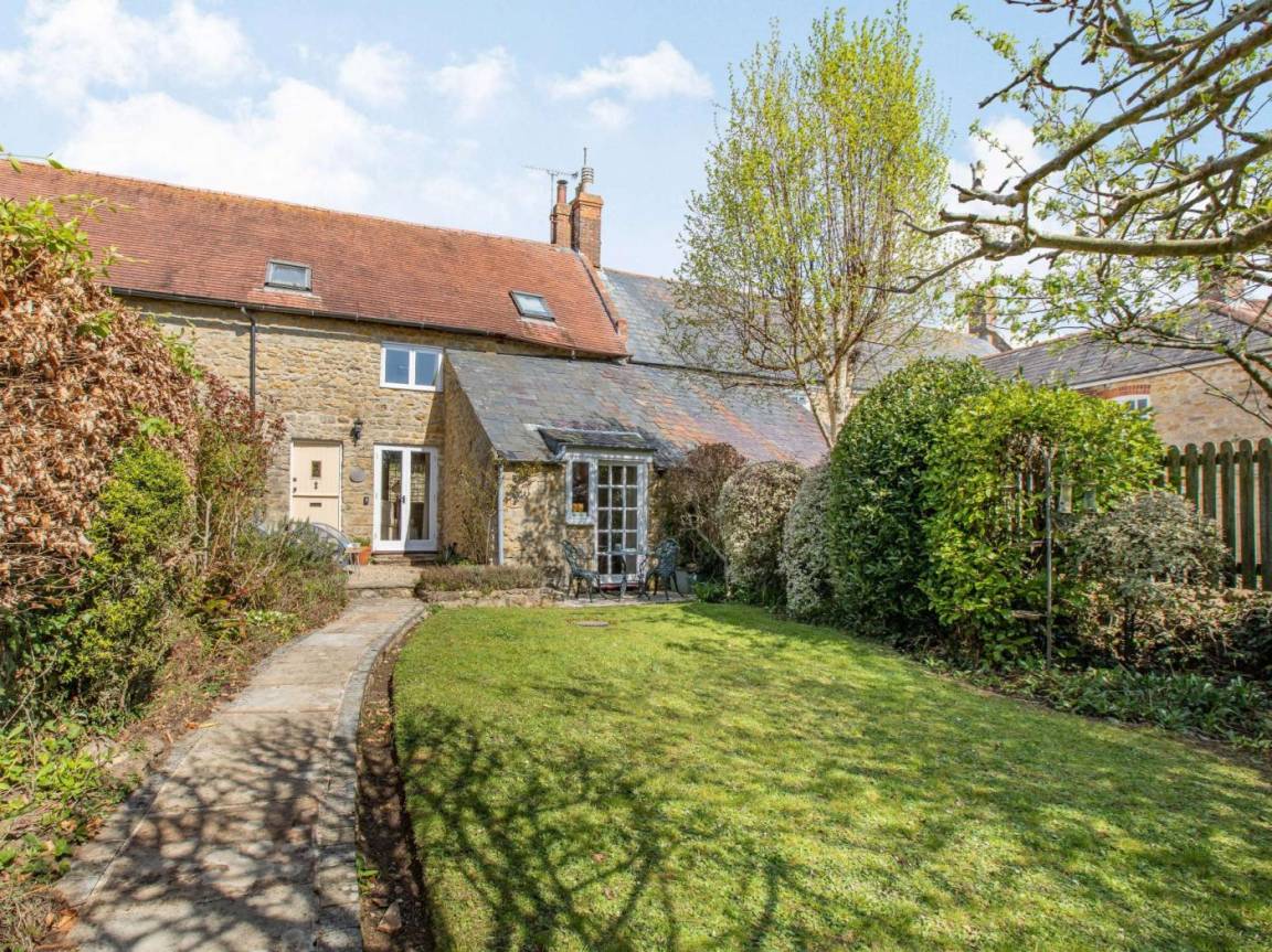 Cottage ∙ 3 Bedrooms ∙ 5 Guests - Burton Bradstock
