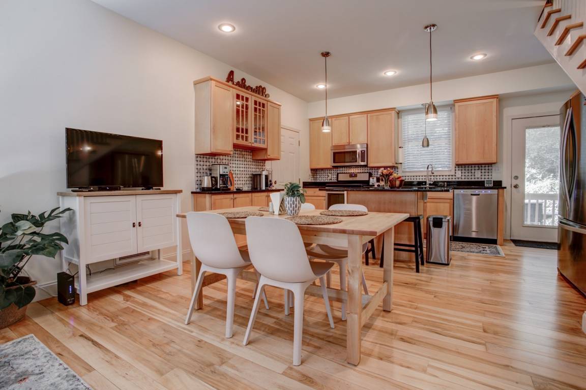 191 M² House ∙ 3 Bedrooms ∙ 6 Guests - Asheville, NC
