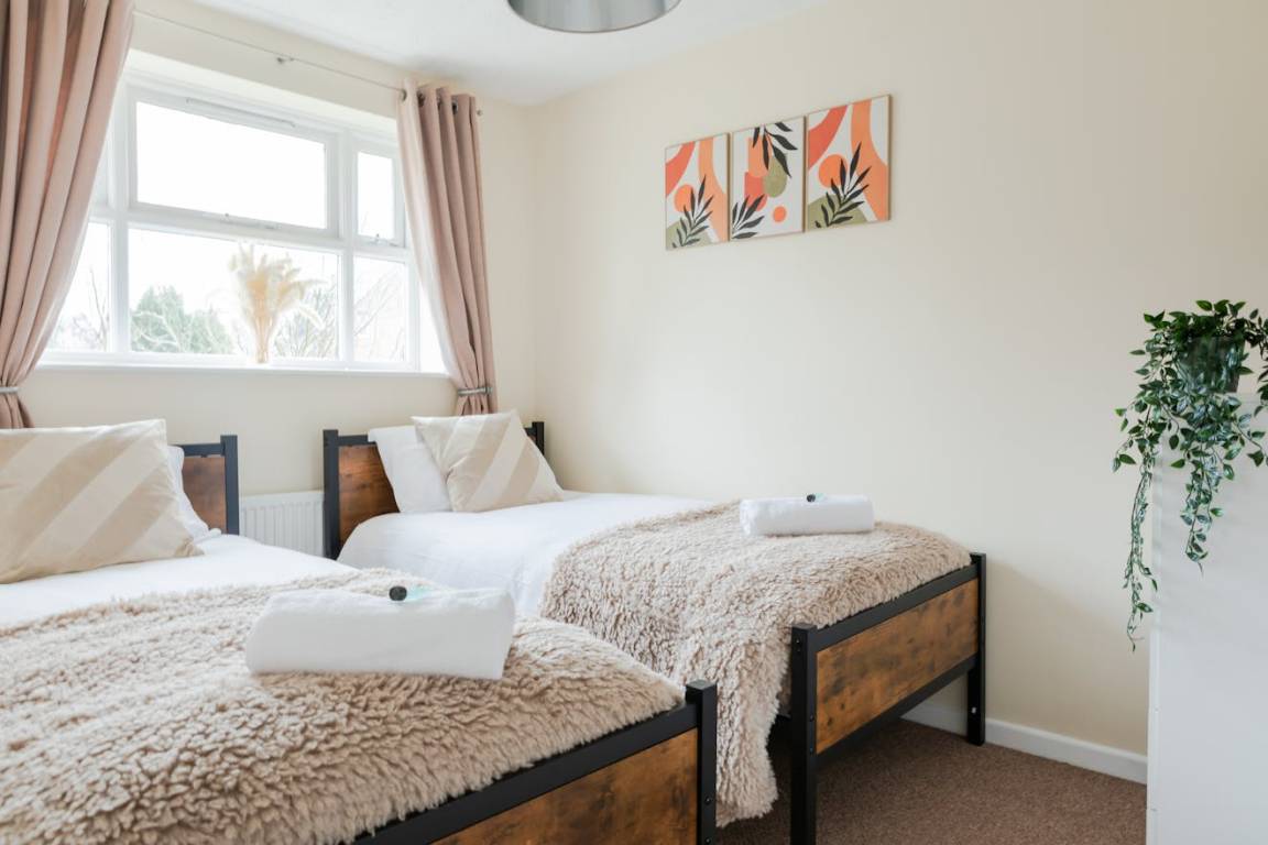 100 M² House ∙ 3 Bedrooms ∙ 6 Guests - Birmingham