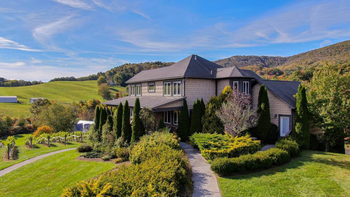 House ∙ 8 Bedrooms ∙ 16 Guests - Sugar Mountain, NC