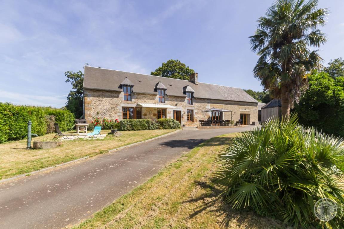 240 M² Gîte ∙ 6 Chambres ∙ 15 Personnes - Saint-Hilaire-du-Harcouët