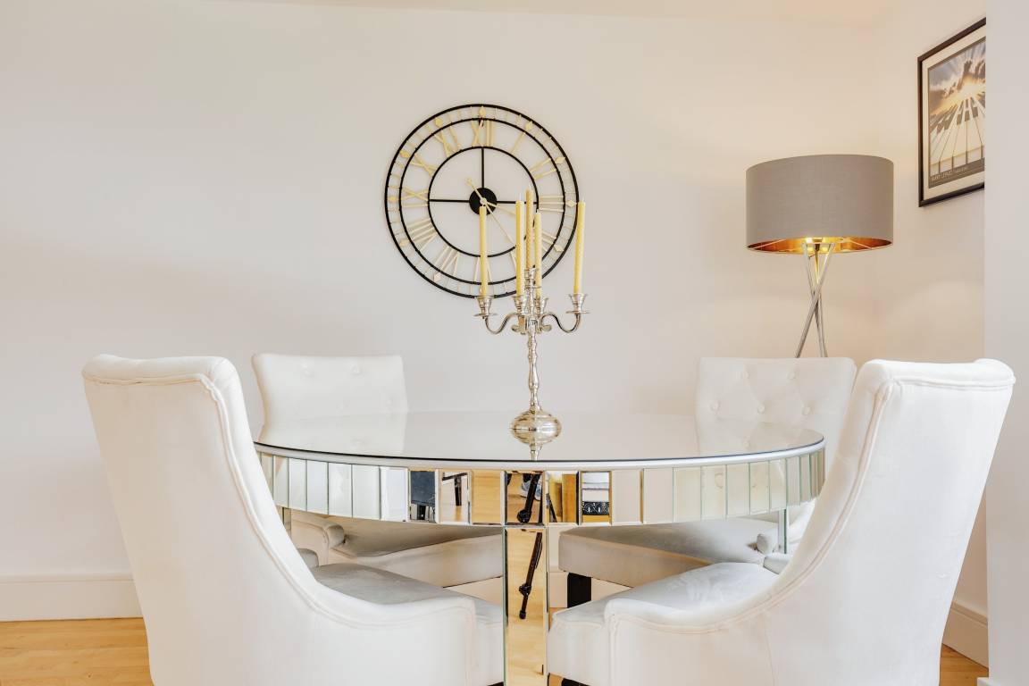 99 M² Apartment ∙ 2 Bedrooms ∙ 6 Guests - London