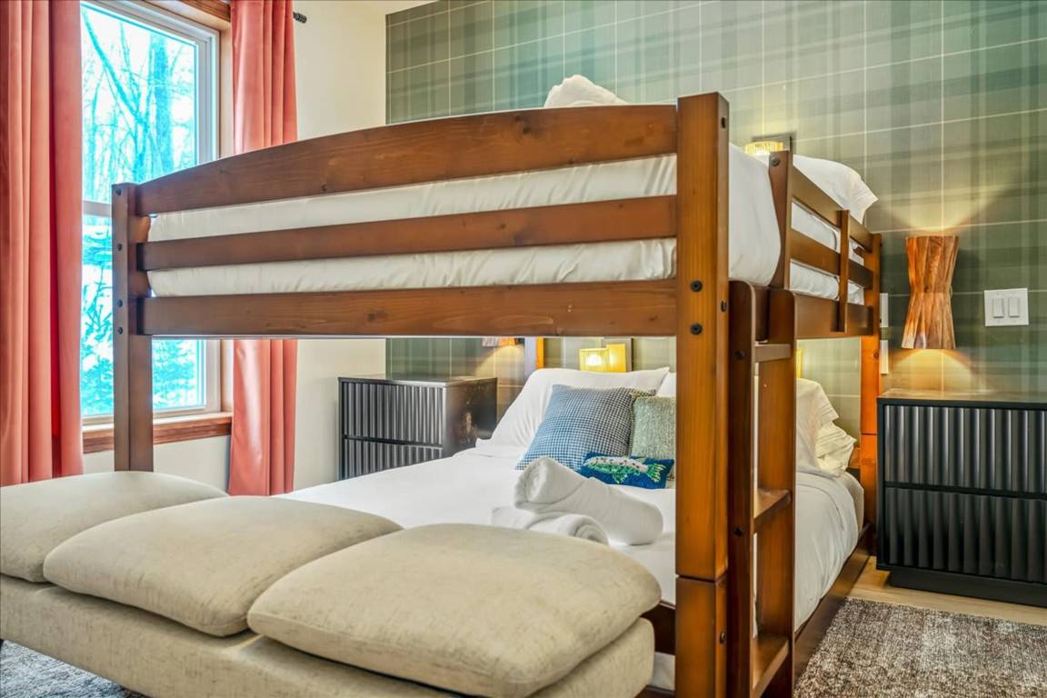 Apartment ∙ 6 Bedrooms ∙ 21 Guests - Delaware Water Gap, PA