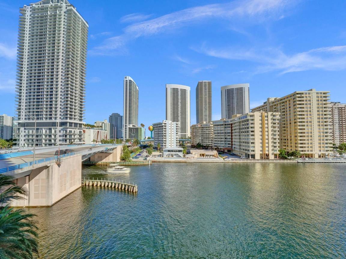 159 M² Condo ∙ 3 Bedrooms ∙ 10 Guests - Hallandale Beach, FL