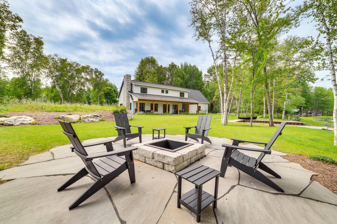 371 M² Cottage ∙ 4 Bedrooms ∙ 16 Guests - Michigan