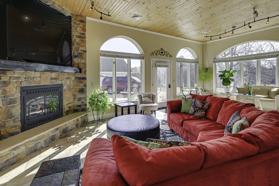 696 M² House ∙ 8 Bedrooms ∙ 18 Guests - Wisconsin Dells, WI