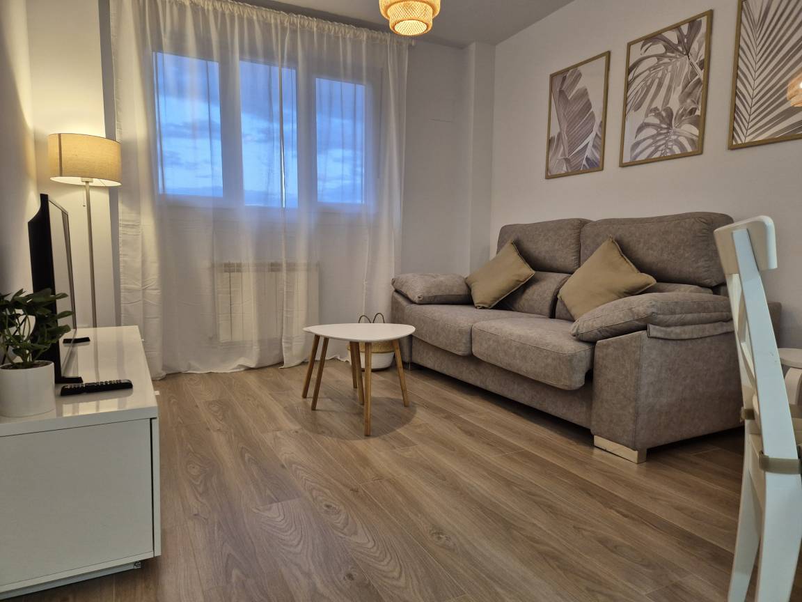 50 M² Apartament ∙ 2 Sypialnie ∙ 5 Gości - Oviedo