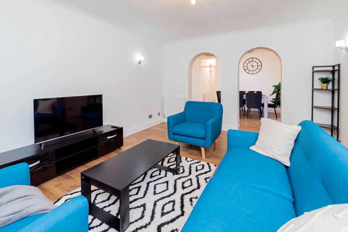 111 M² House ∙ 4 Bedrooms ∙ 7 Guests - Milton Keynes