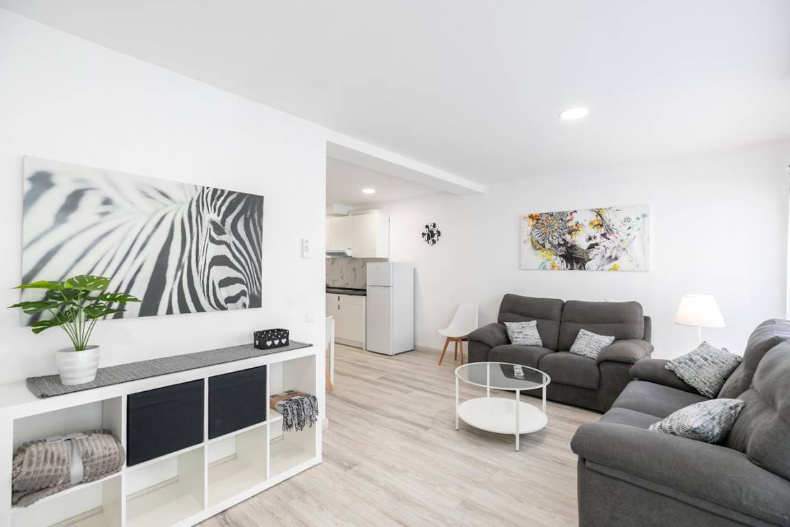 80 M² Apartamento ∙ 2 Habitaciones ∙ 3 Huéspedes - Badalona