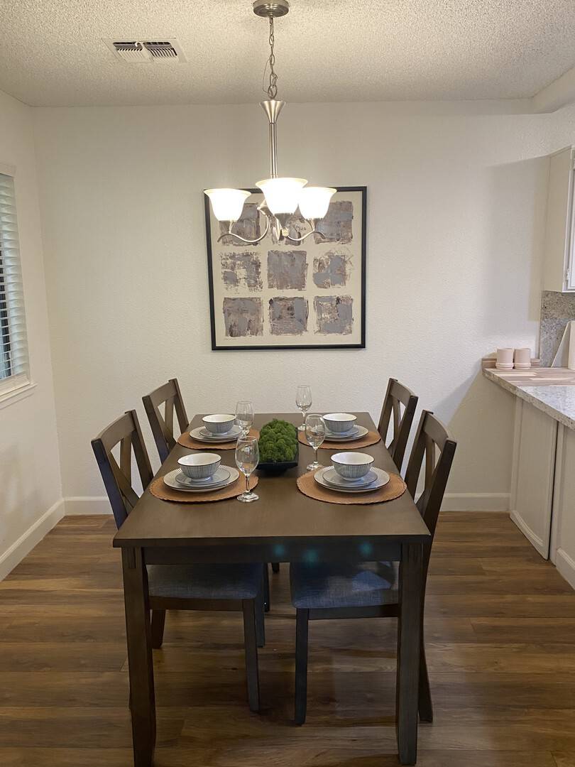 102 M² Condo ∙ 2 Bedrooms ∙ 4 Guests - Modesto, CA