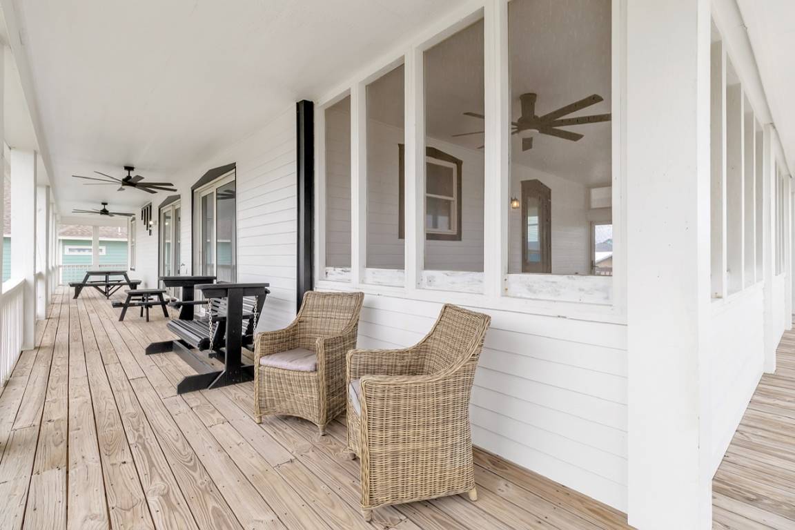 House ∙ 4 Bedrooms ∙ 14 Guests - Crystal Beach, TX