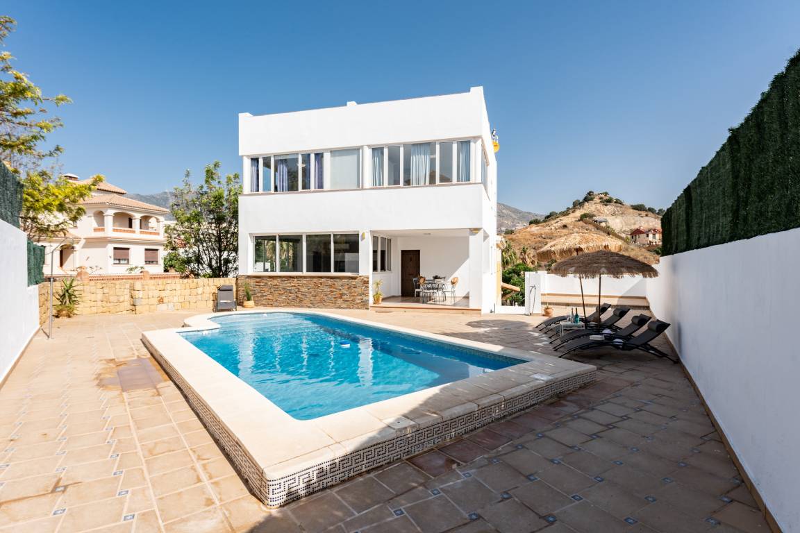 300 M² Villa ∙ 5 Bedrooms ∙ 10 Guests - Benalmádena