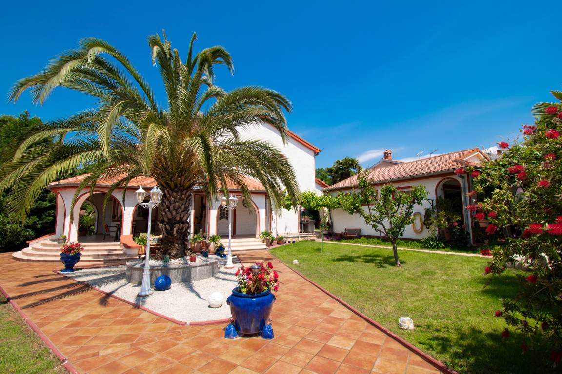 300 M² Villa ∙ 4 Slaapkamers ∙ 8 Gasten - Poreč