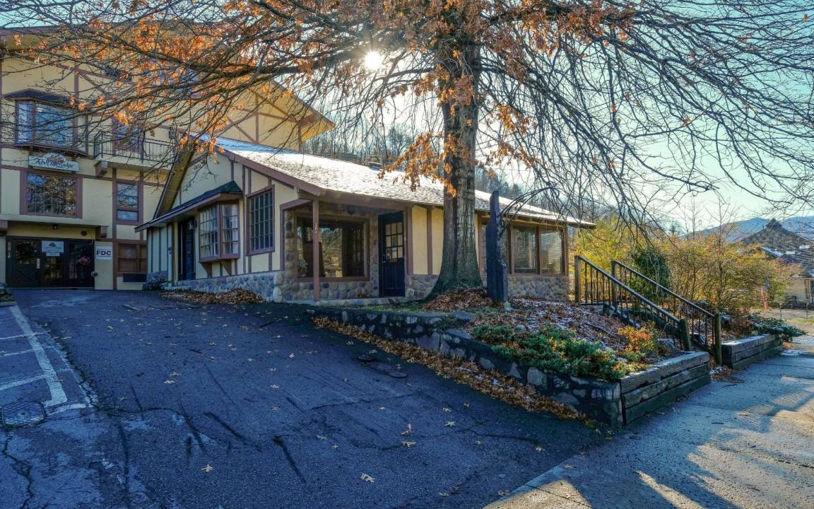 465 M² Cabin ∙ 5 Bedrooms ∙ 50 Guests - Blue Ridge Mountains