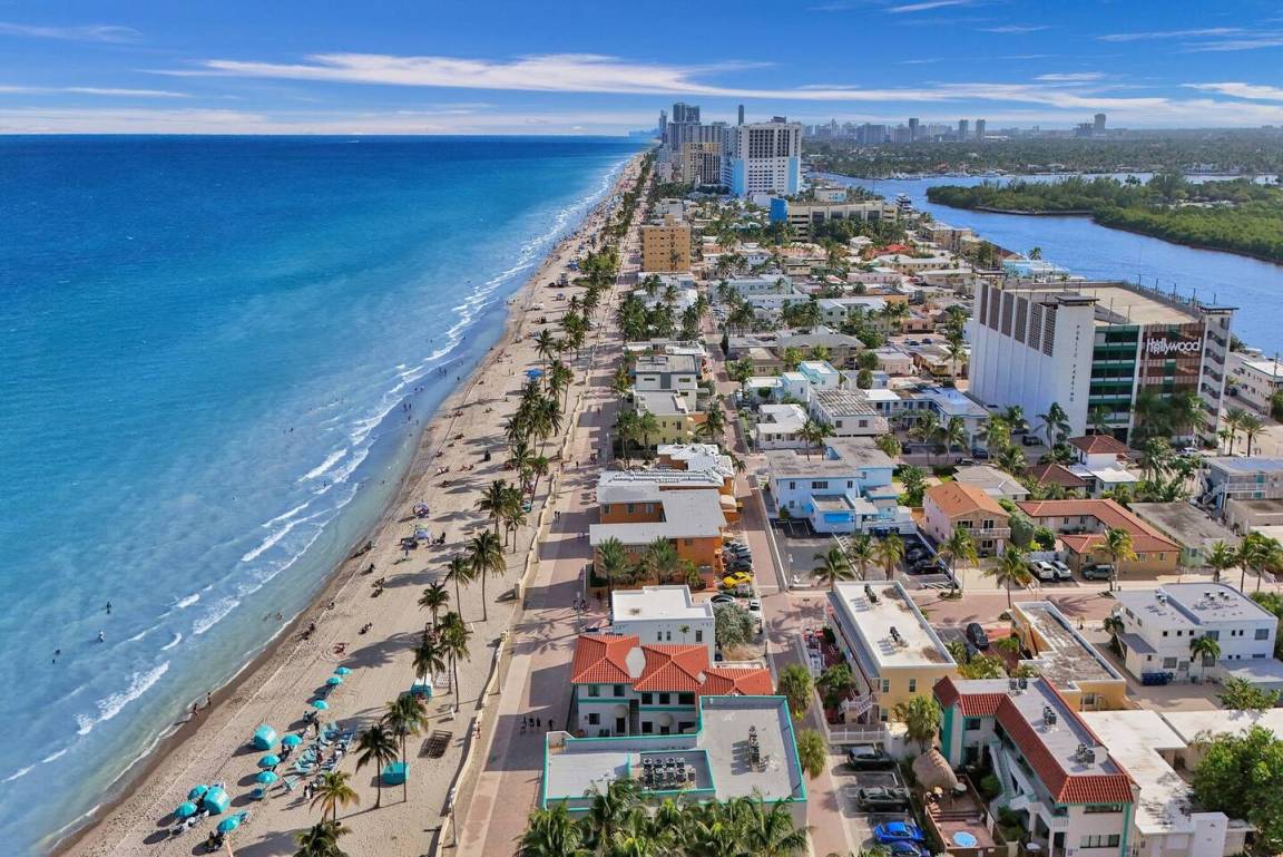 House ∙ 6 Bedrooms ∙ 14 Guests - Hollywood, FL