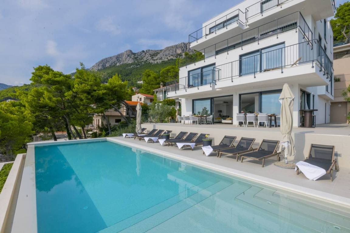 850 M² Villa ∙ 9 Schlafzimmer ∙ 18 Gäste - Baška Voda