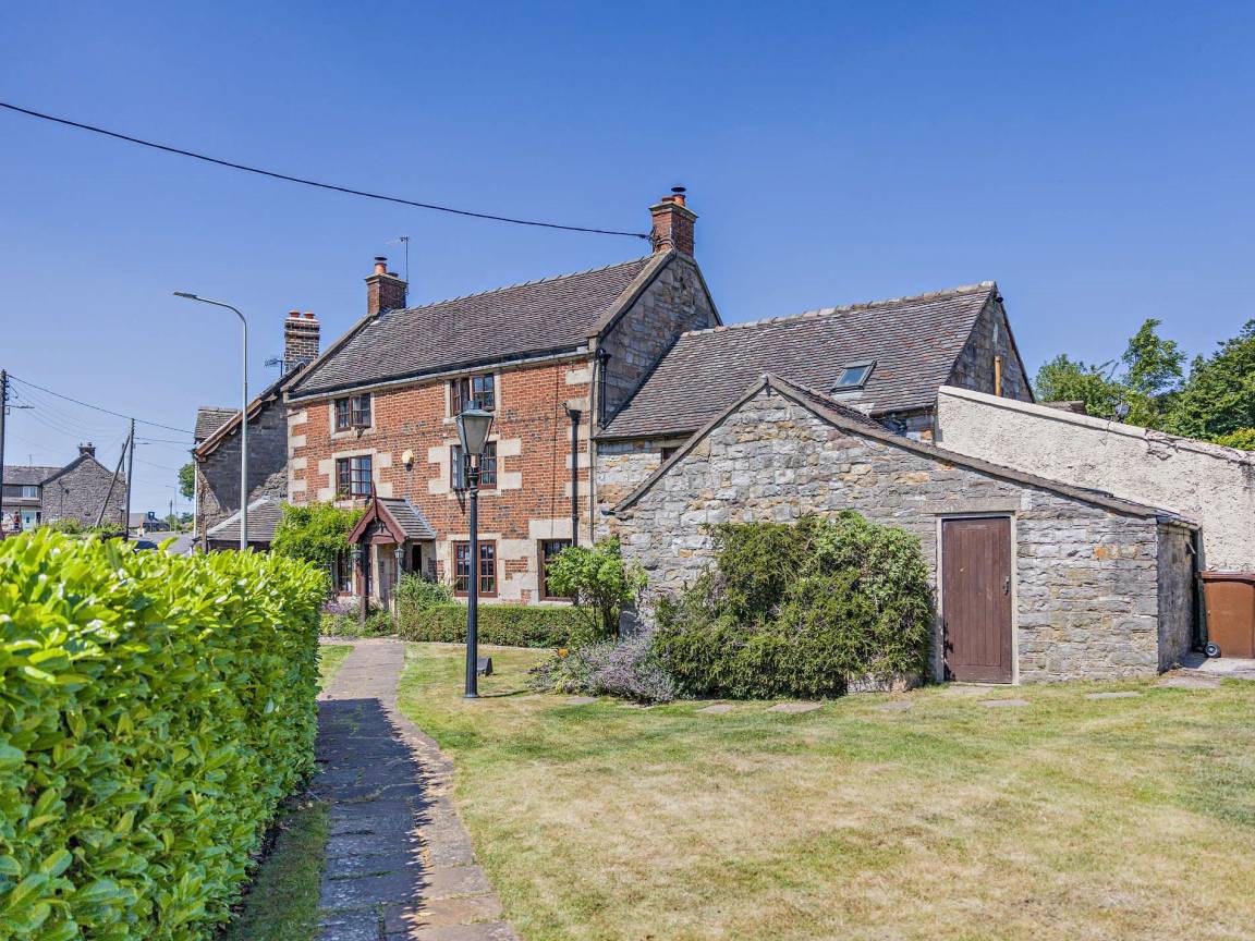 Cottage ∙ 7 Bedrooms ∙ 14 Guests - Alton Towers