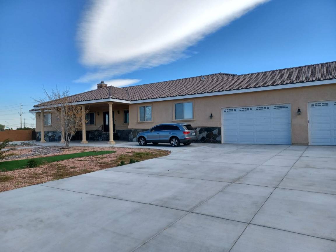 House ∙ 7 Bedrooms ∙ 14 Guests - Lancaster, CA