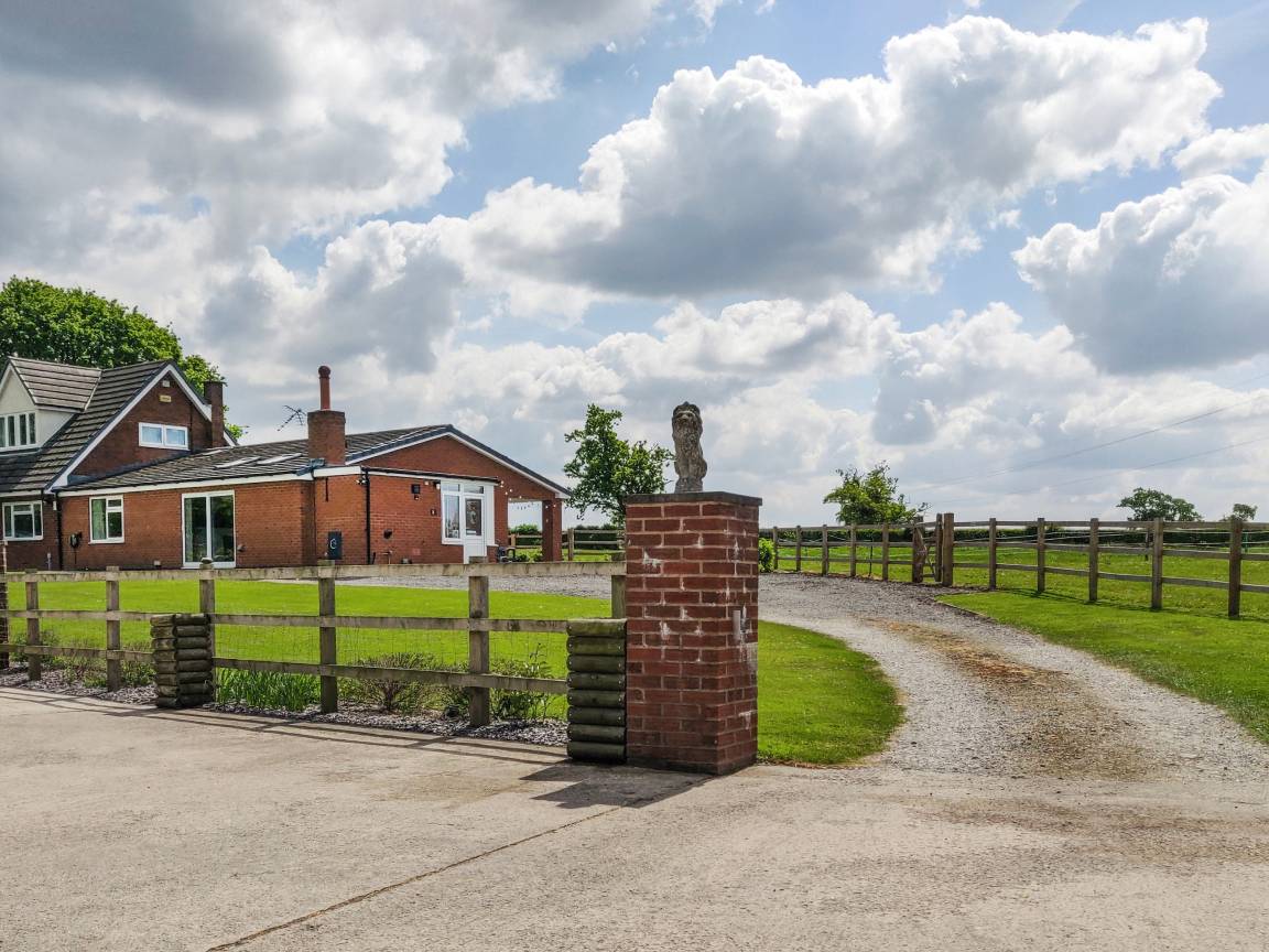 Cottage ∙ 2 Bedrooms ∙ 4 Guests - Northwich