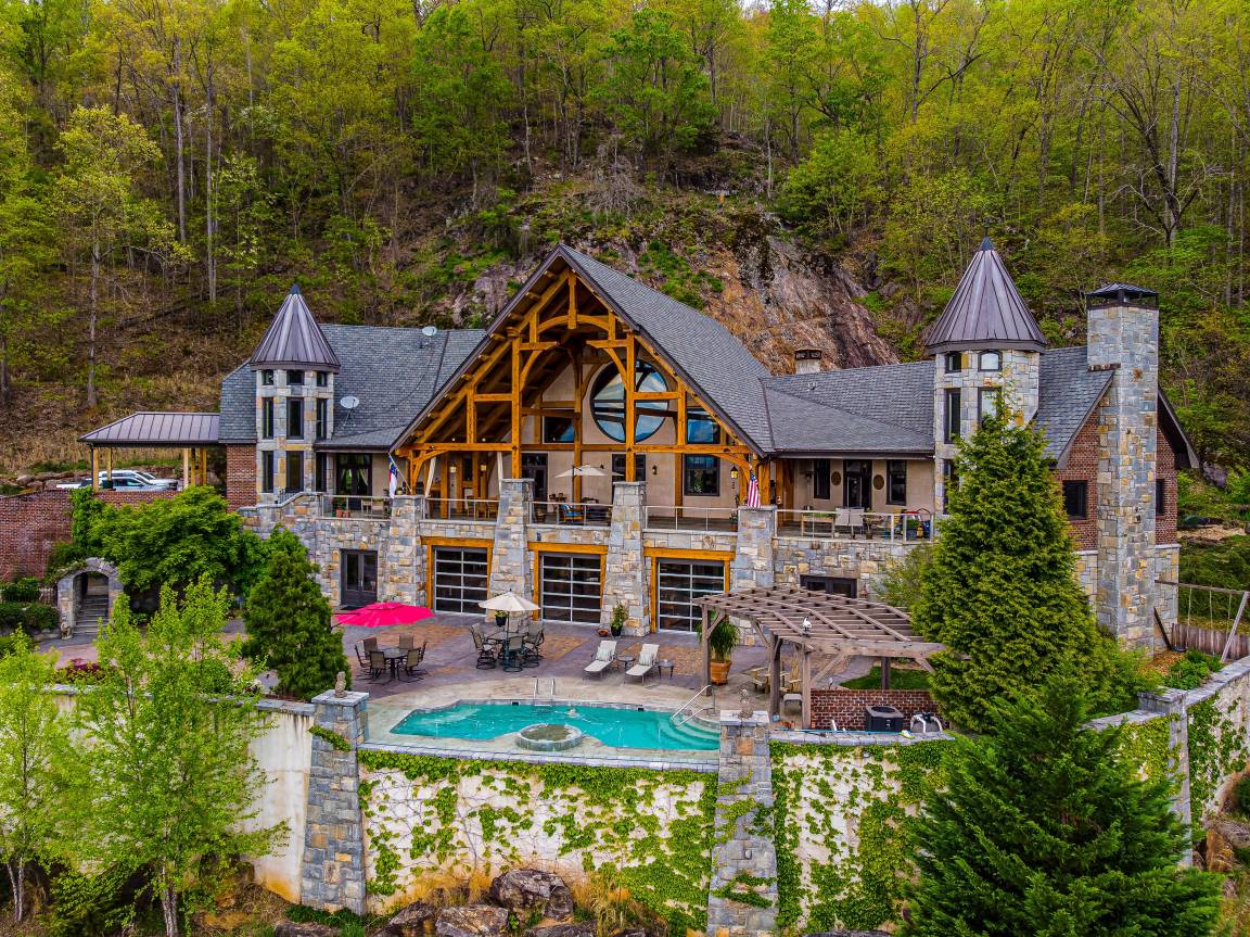 955 M² House ∙ 8 Bedrooms ∙ 32 Guests - Franklin, NC