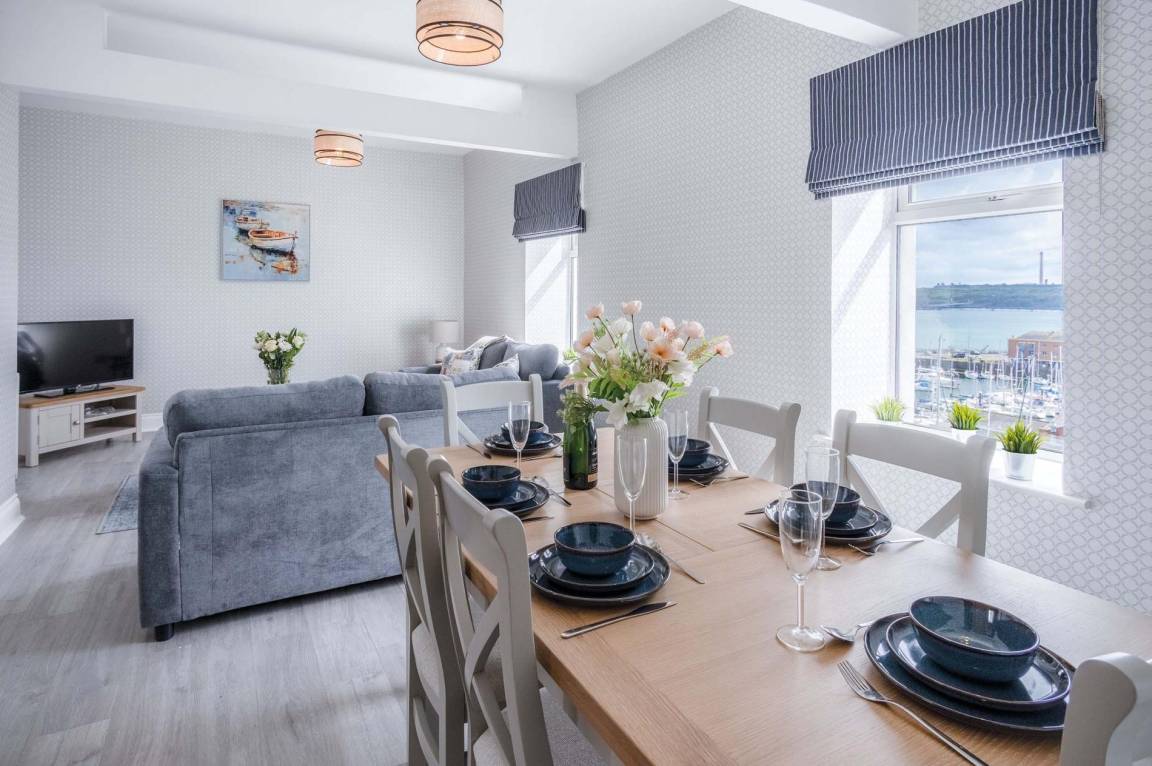 70 M² Appartement ∙ 2 Chambres ∙ 4 Personnes - Milford Haven