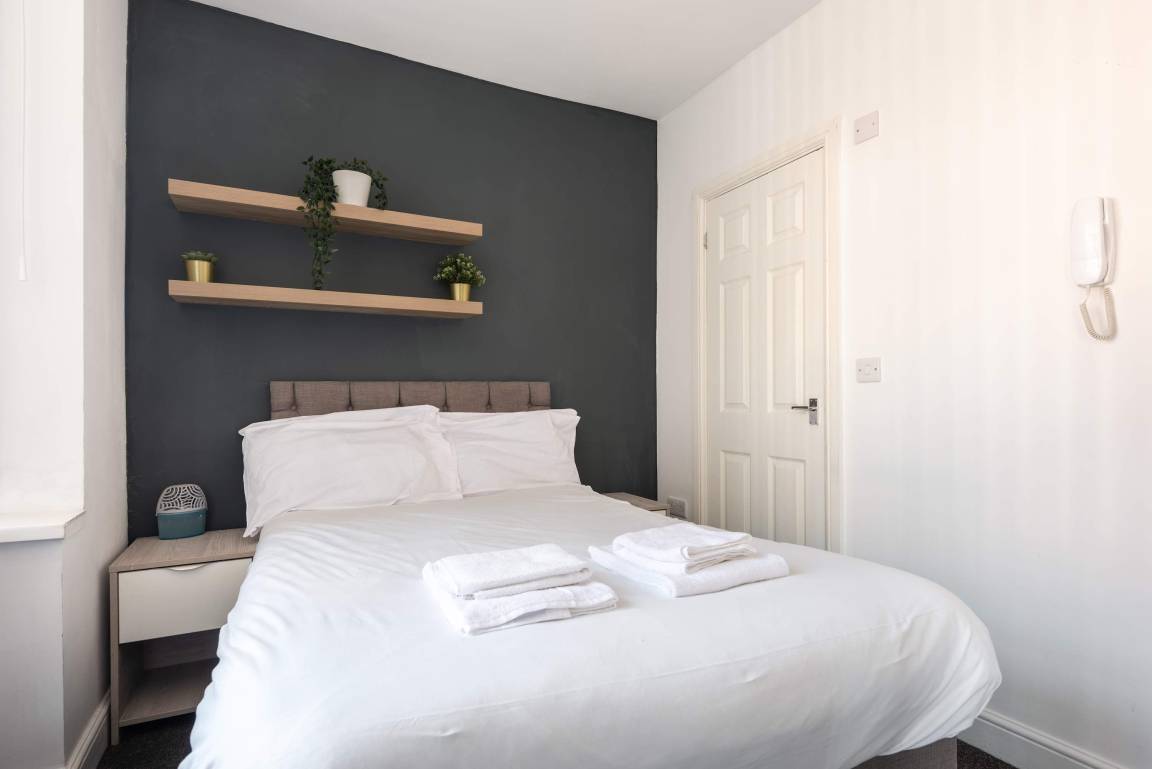 Apartment ∙ 4 Bedrooms ∙ 7 Guests - Doncaster