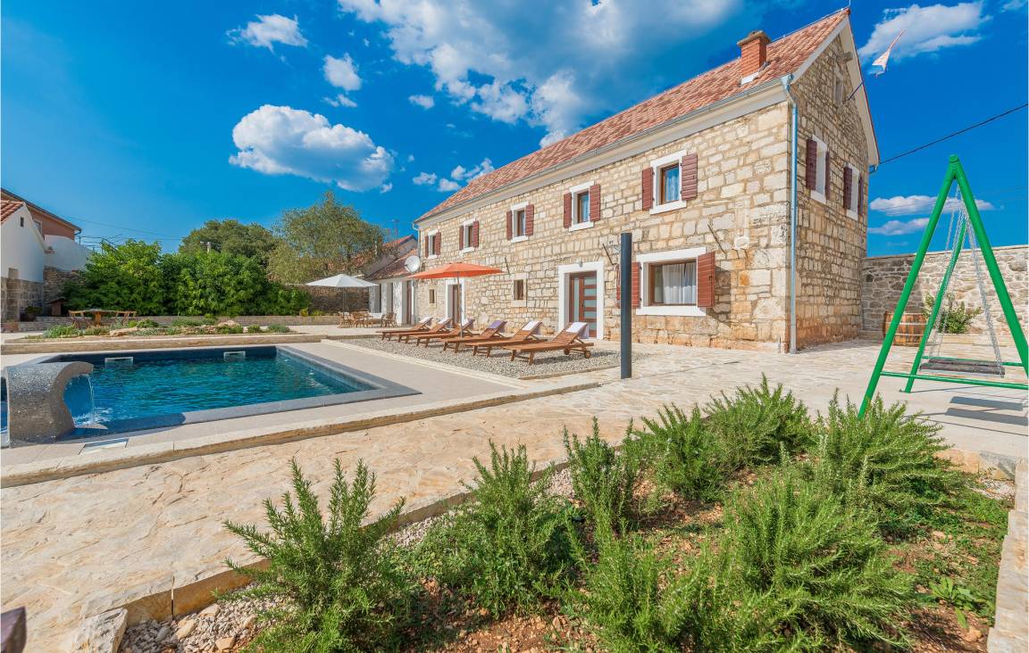 186 M² Casa ∙ 4 Habitaciones ∙ 10 Huéspedes - Knin