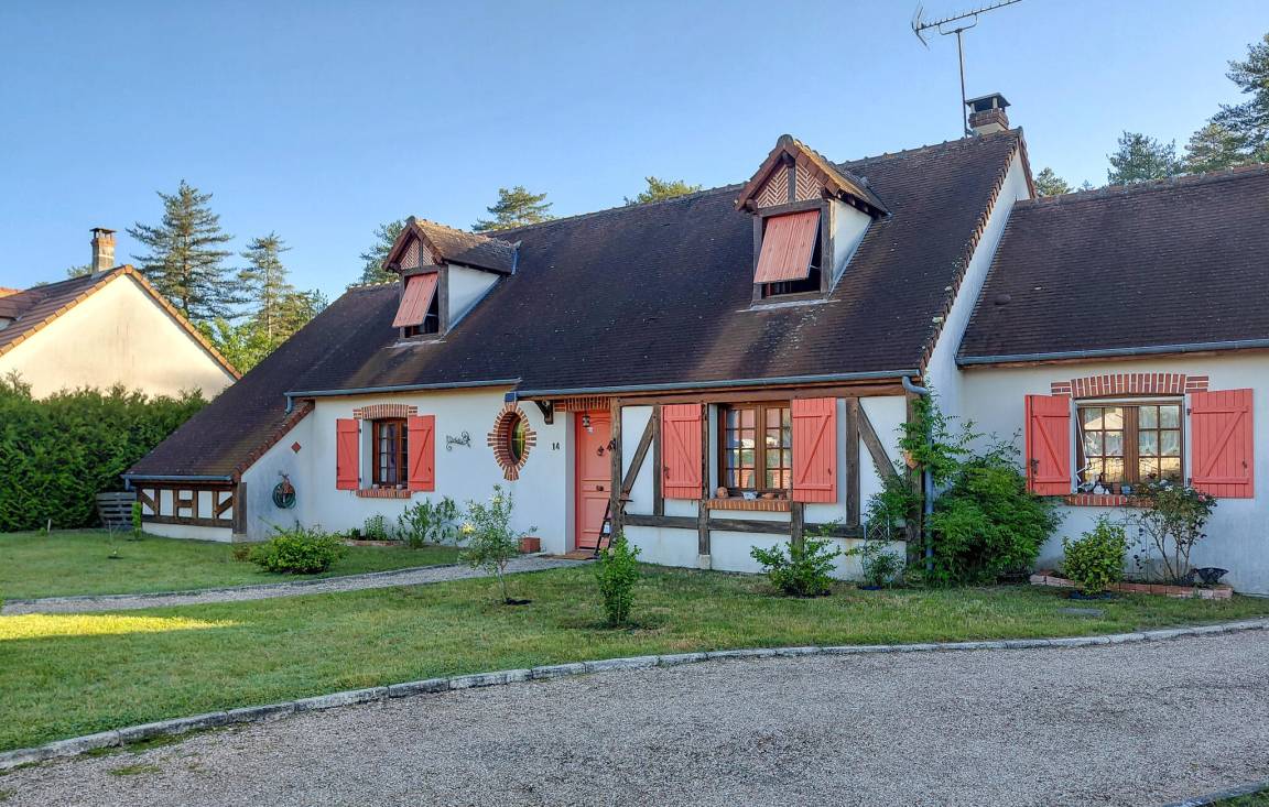 200 M² Maison De Vacances ∙ 4 Chambres ∙ 8 Personnes - Salbris