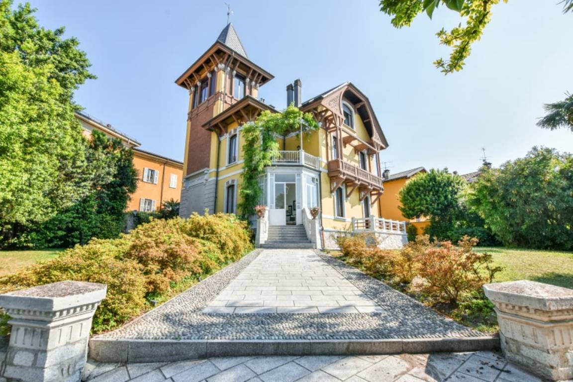 350 M² Villa ∙ 10 Chambres ∙ 18 Personnes - Luino