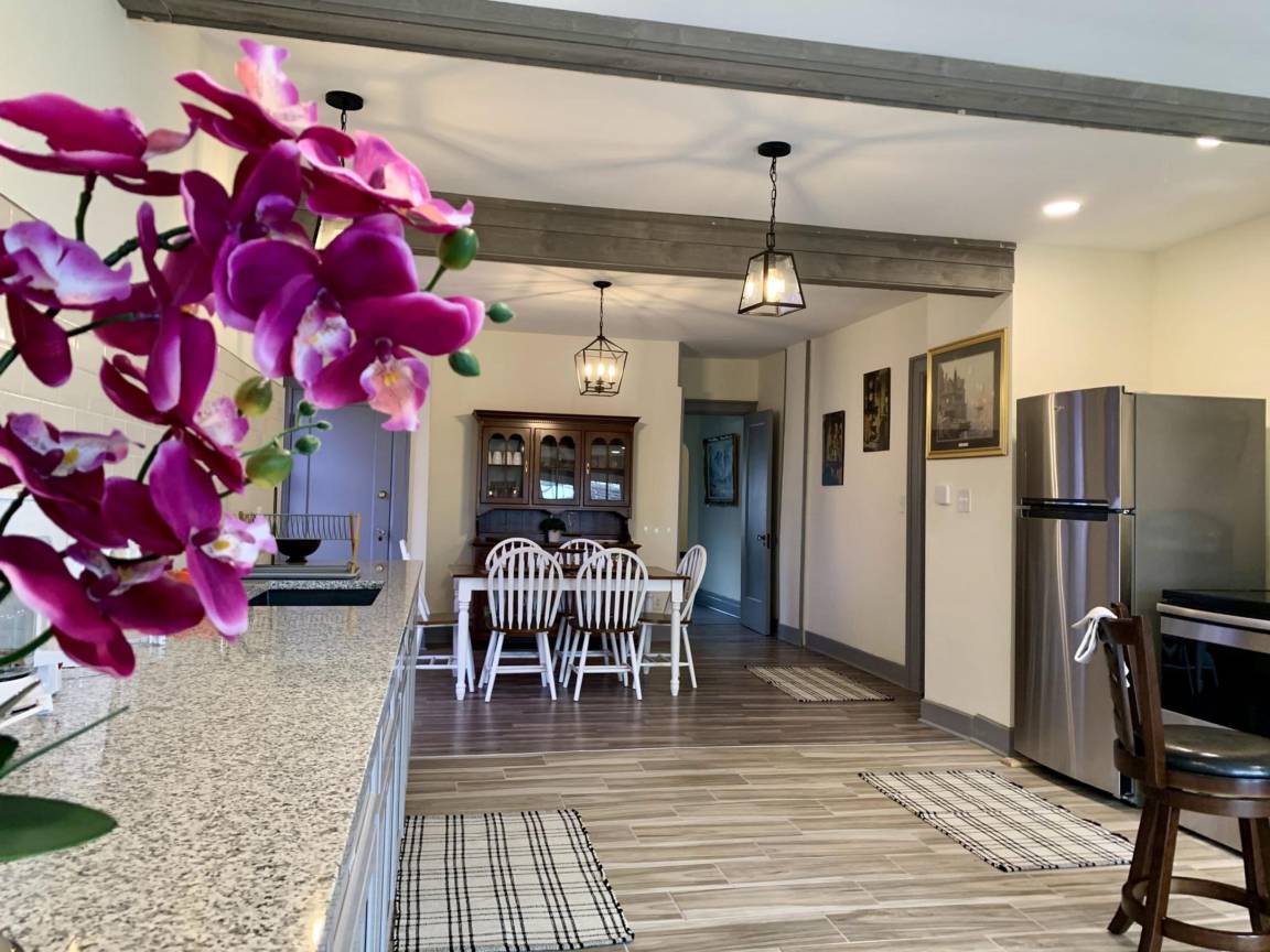House ∙ 9 Bedrooms ∙ 18 Guests - Niagara Falls