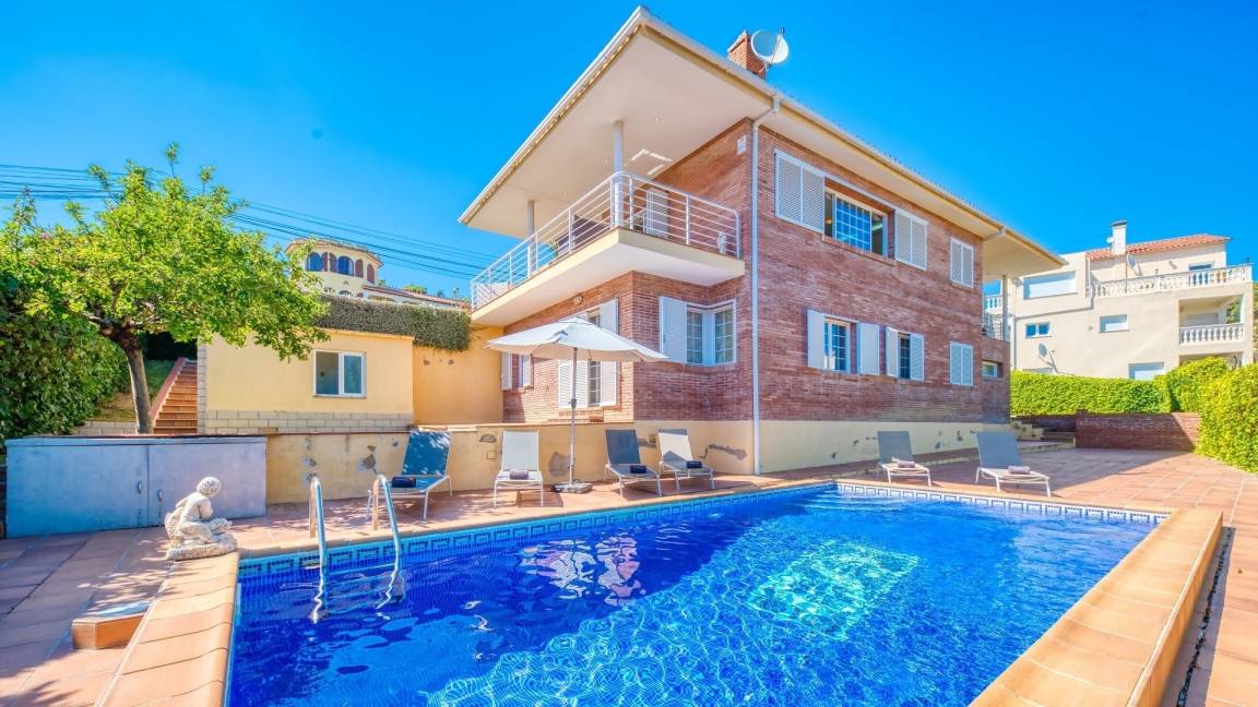 190 M² Villa ∙ 4 Bedrooms ∙ 11 Guests - Blanes