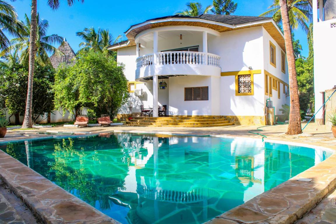 1000 M² Villa ∙ 5 Bedrooms ∙ 12 Guests - Diani Beach