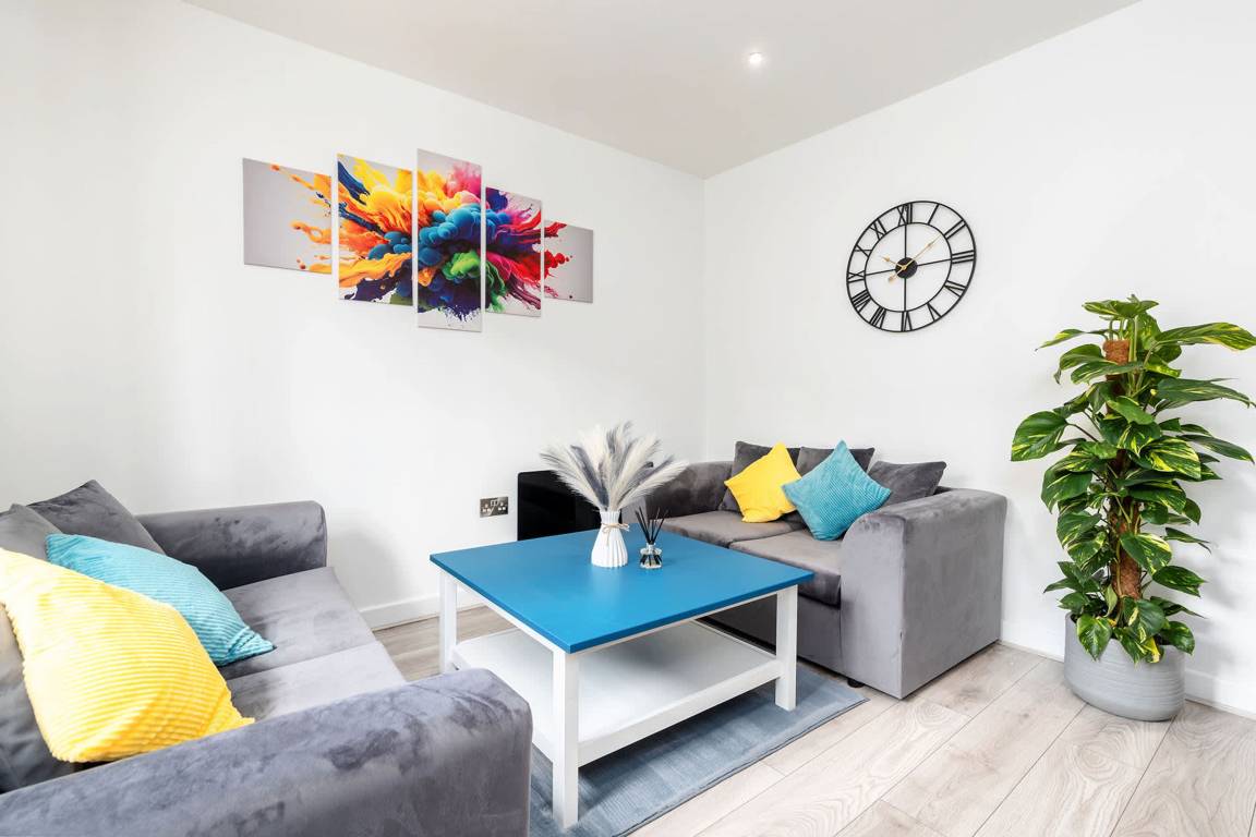 Apartment ∙ 3 Bedrooms ∙ 6 Guests - Chesterfield