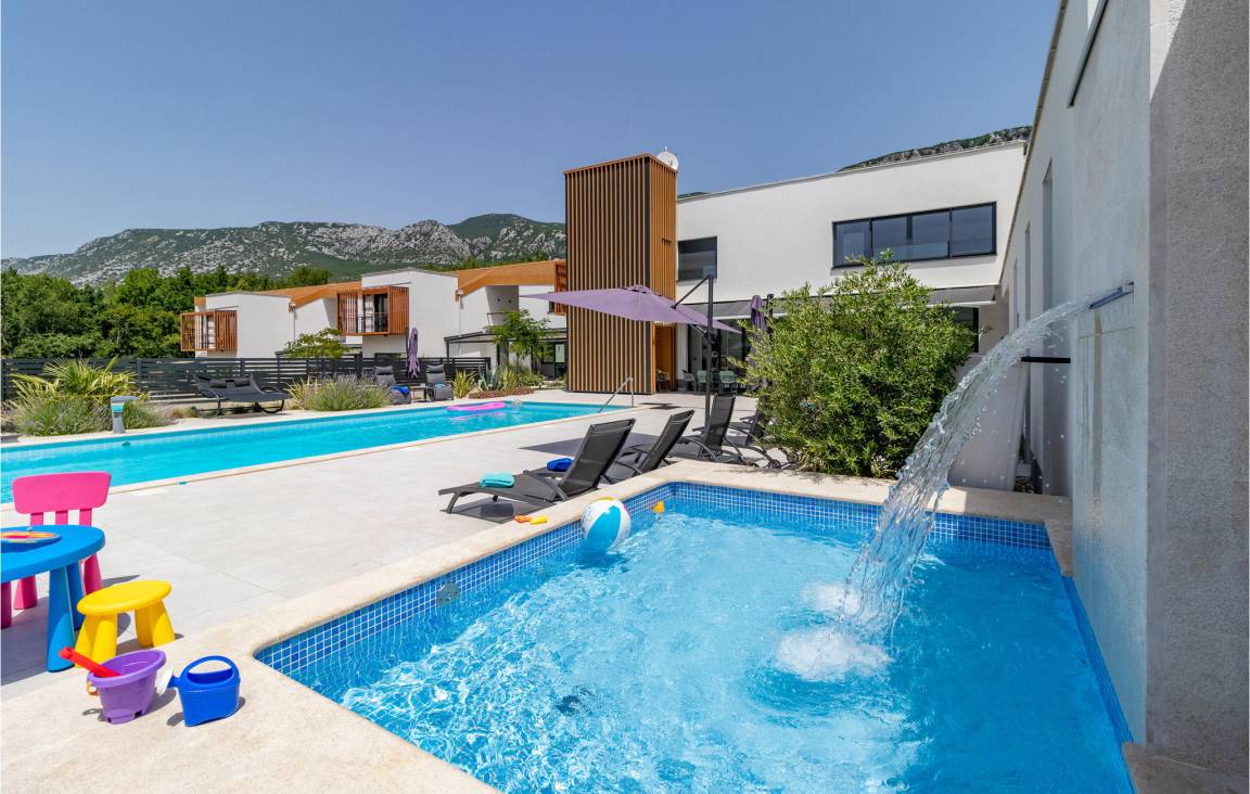 730 M² Ferienhaus ∙ 9 Schlafzimmer ∙ 18 Gäste - Crikvenica