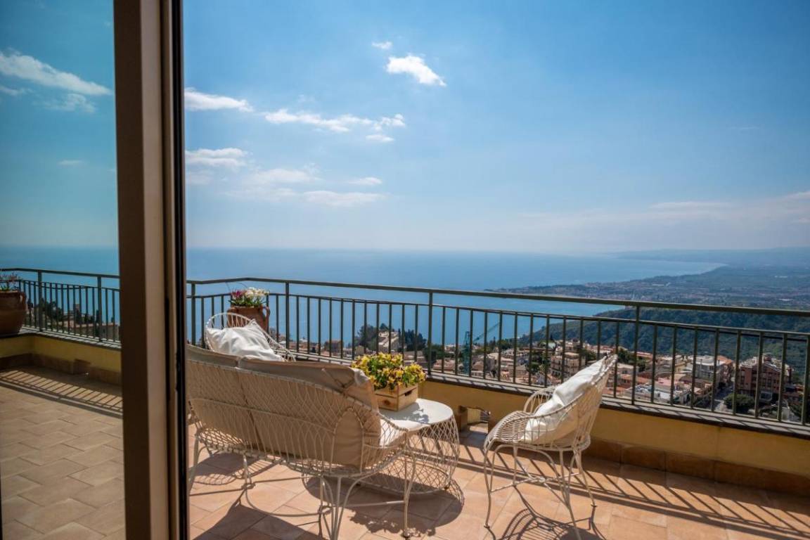 200 M² Villa ∙ 4 Habitaciones ∙ 7 Huéspedes - Taormina