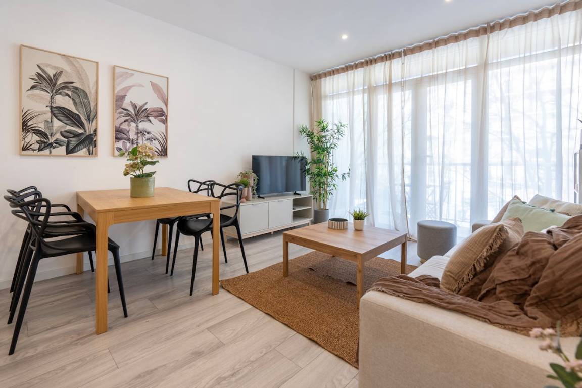 75 M² Apartamento ∙ 3 Habitaciones ∙ 4 Huéspedes - Barcelona