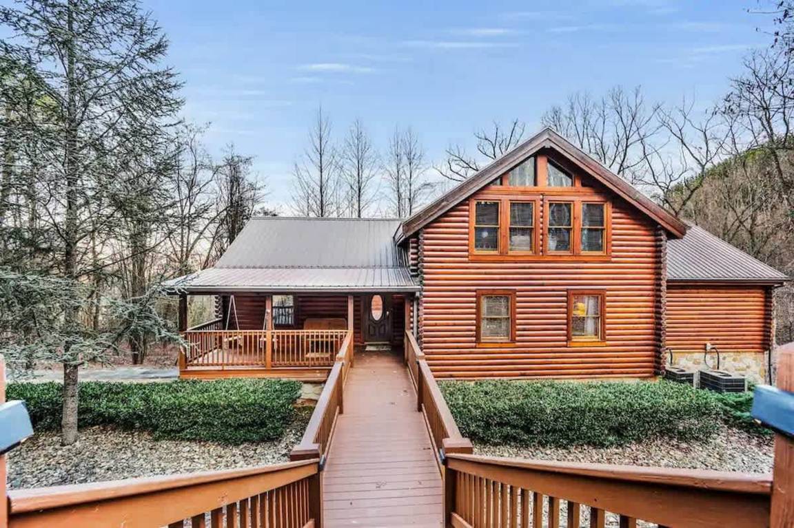 Apartment ∙ 6 Bedrooms ∙ 14 Guests - Townsend, TN