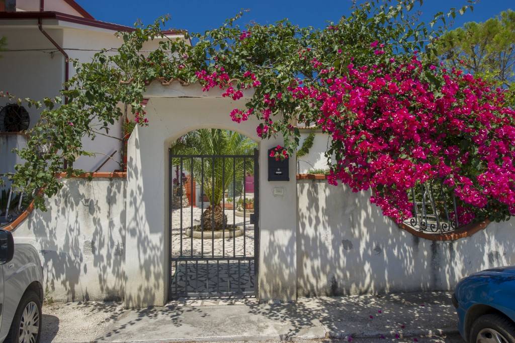 150 M² Villa ∙ 2 Bedrooms ∙ 6 Guests - Rodi Garganico