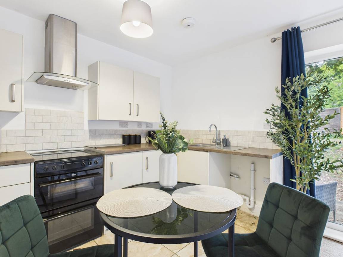 80 M² House ∙ 4 Bedrooms ∙ 8 Guests - Bromsgrove