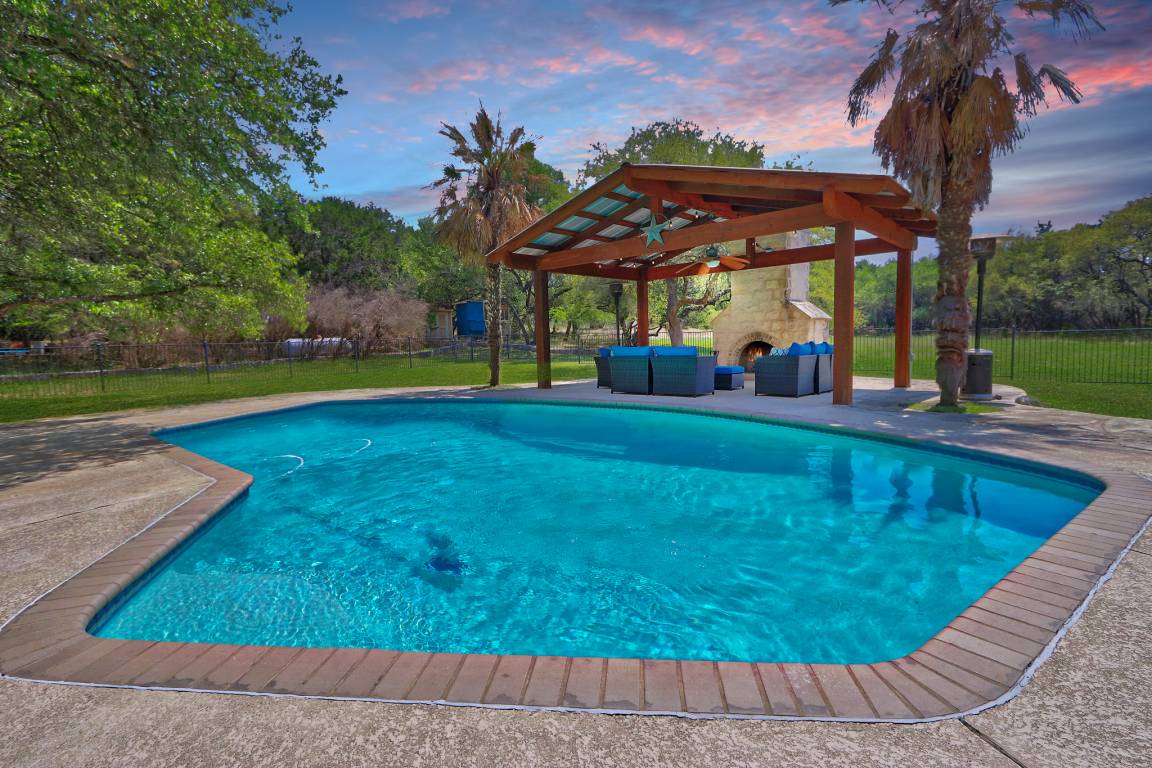 372 M² House ∙ 4 Bedrooms ∙ 10 Guests - Driftwood, TX