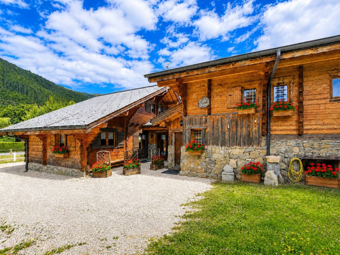 210 M² Chalet ∙ 7 Bedrooms ∙ 18 Guests - Morzine