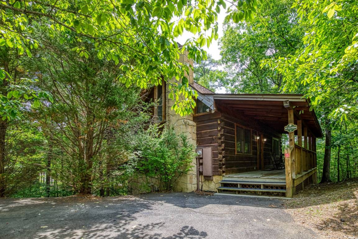 Cabin ∙ 1 Bedroom ∙ 2 Guests - Pigeon Forge, TN