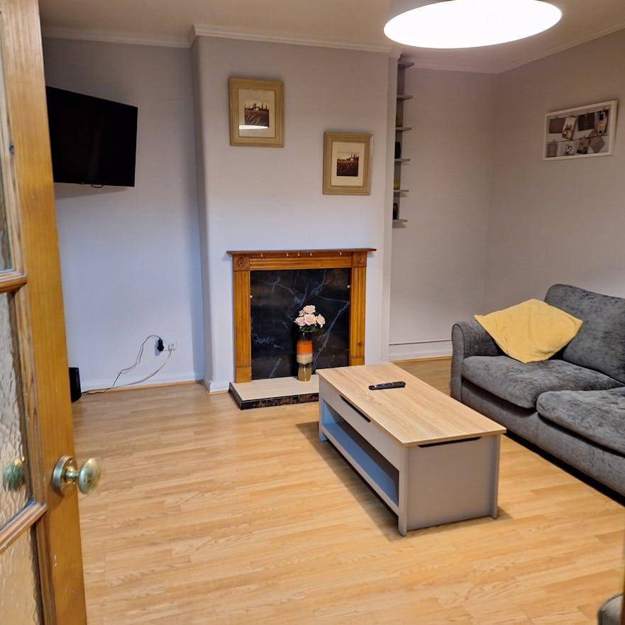 73 M² House ∙ 2 Bedrooms ∙ 6 Guests - Stafford (UK)