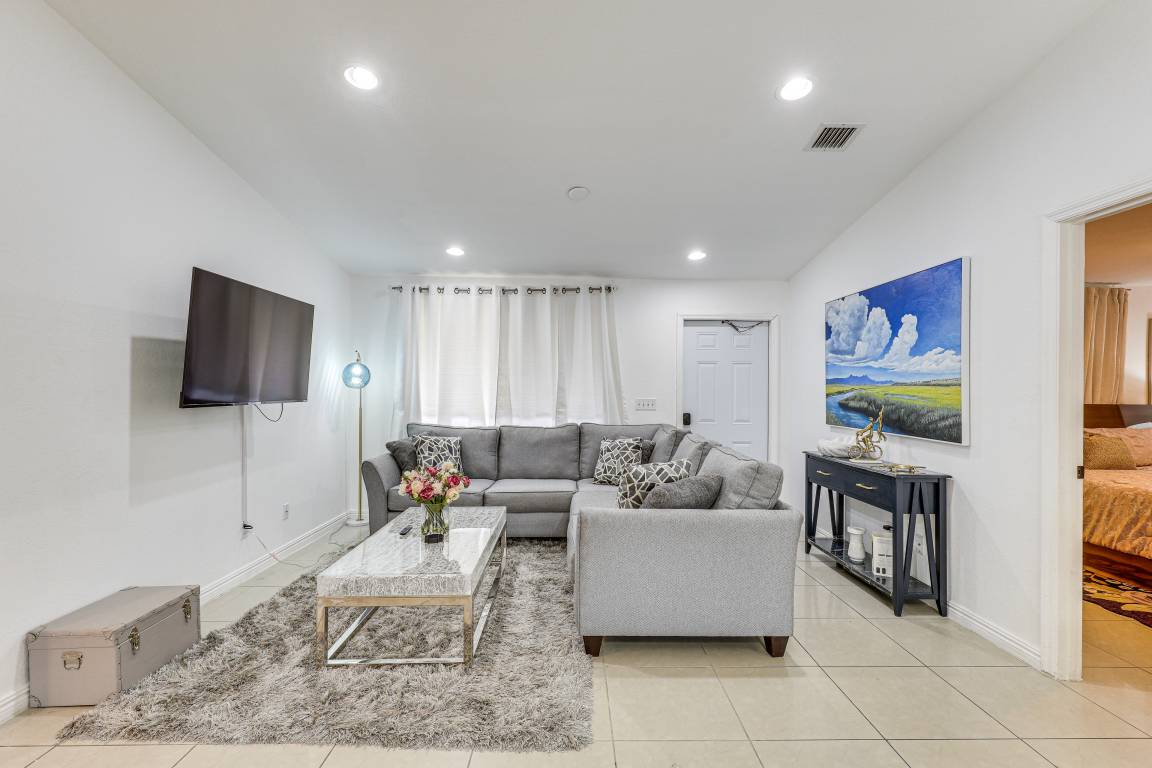 107 M² Apartment ∙ 3 Bedrooms ∙ 6 Guests - Hallandale Beach, FL