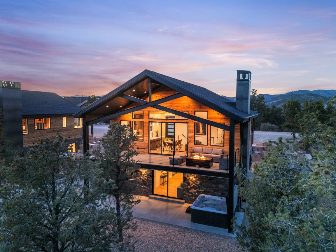 Cabin ∙ 3 Bedrooms ∙ 10 Guests - Orderville, UT