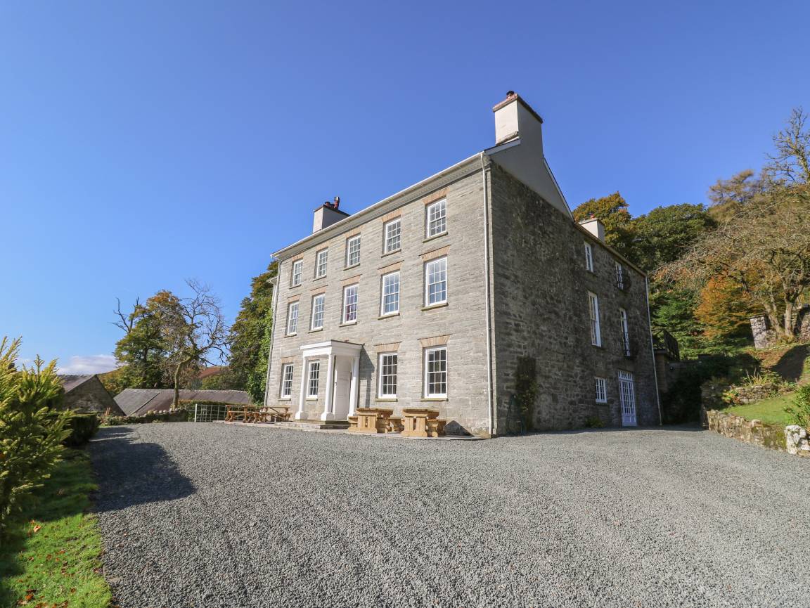 Cottage ∙ 10 Bedrooms ∙ 20 Guests - Wales