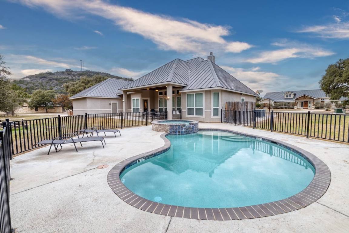 House ∙ 5 Bedrooms ∙ 26 Guests - Concan, TX